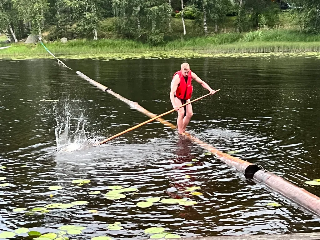 Metsäiltamissa moottorisahaveistäjät ja tukkijuoksua - Ruovesi-lehti
