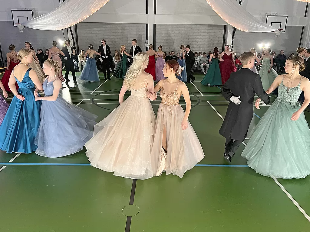 Vanhat tanssivat taas – katso kuvat ihanista tanssiaispuvuista ja ...