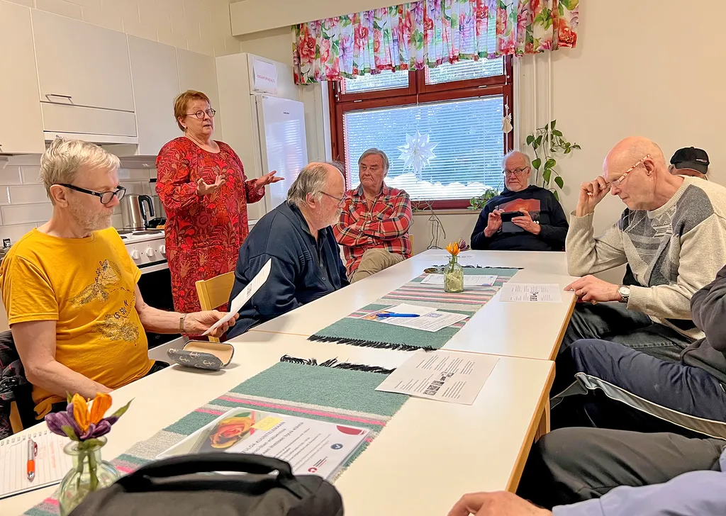Välillä istutaan pöydän ääressä, mutta tehdään Kurun Äijäryhmässä ...