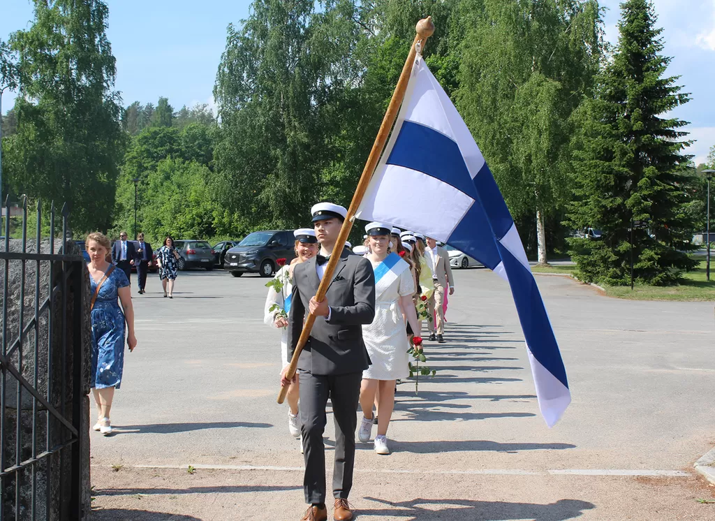 Ylioppilaat veivät ruusuja sankarihaudoille - Ruovesi