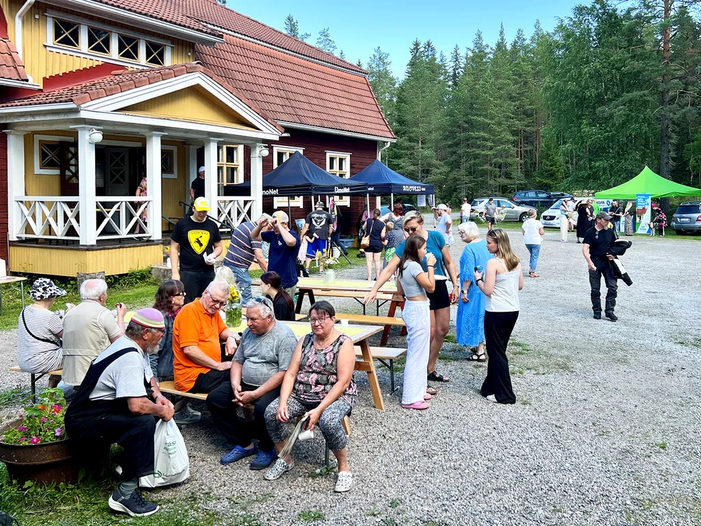 Kurussa nautittiin letkeistä kesäjuhlista aurinkoisessa kesäsäässä ...