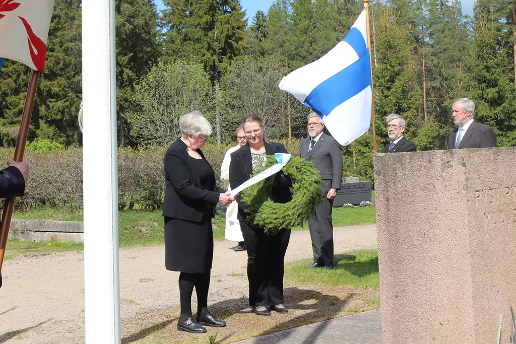 Sankarihaudoille laskettiin seppeleet - Ruovesi