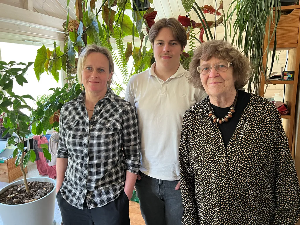 Kolmen polven ylioppilaat Ruoveden lukiosta: aihetta juhlaan ...