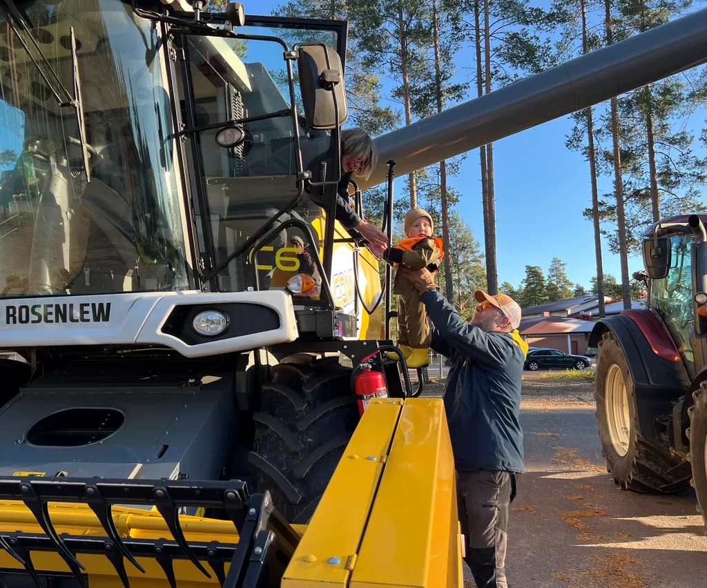 Puimuri kurvasi päiväkodille – traktorin hyttiinkin pääsi kiipeämään ...