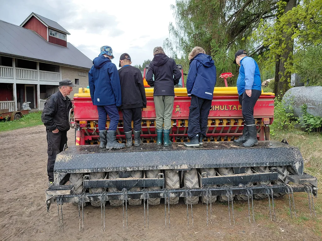 Meilläkin tapahtui: Koululaiset vierailivat maitotilalla - Ruovesi